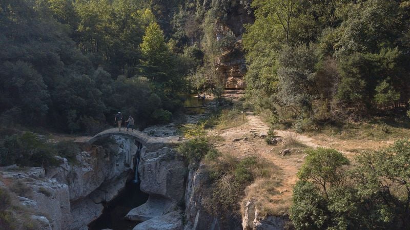 Occitanie : randonnée entre amis sur le sentier cathare