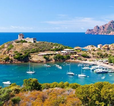 Die Hafenstadt L'Île Rousse (Korsika)